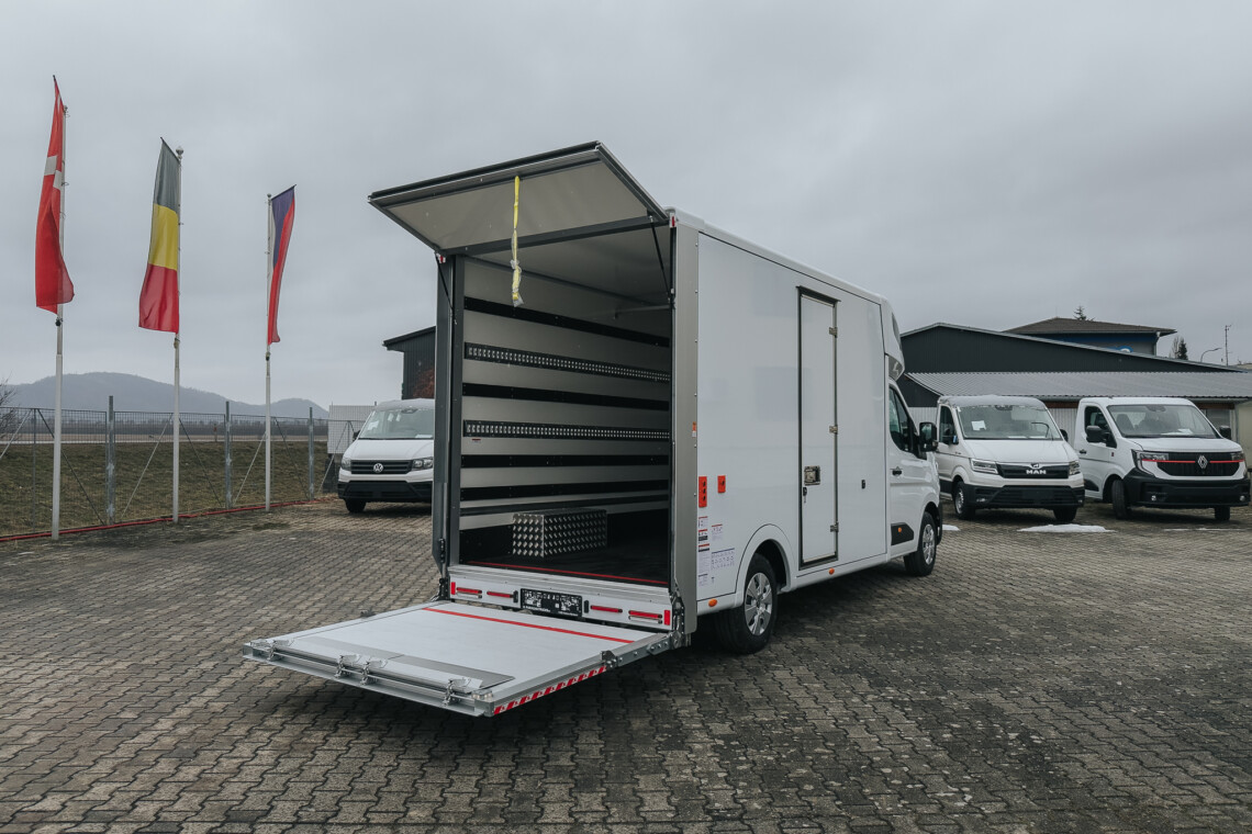 Renault Master s vertikálním hydraulickým čelem - Paragan Trucks s.r.o.